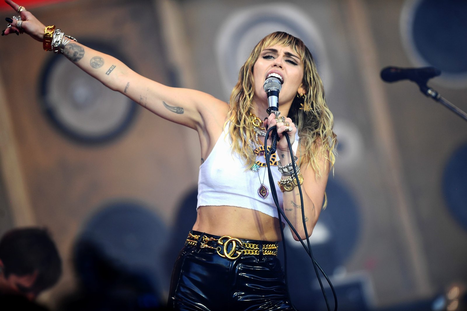 Ca sĩ Miley Cyrus - “Trái tim bằng nhựa”